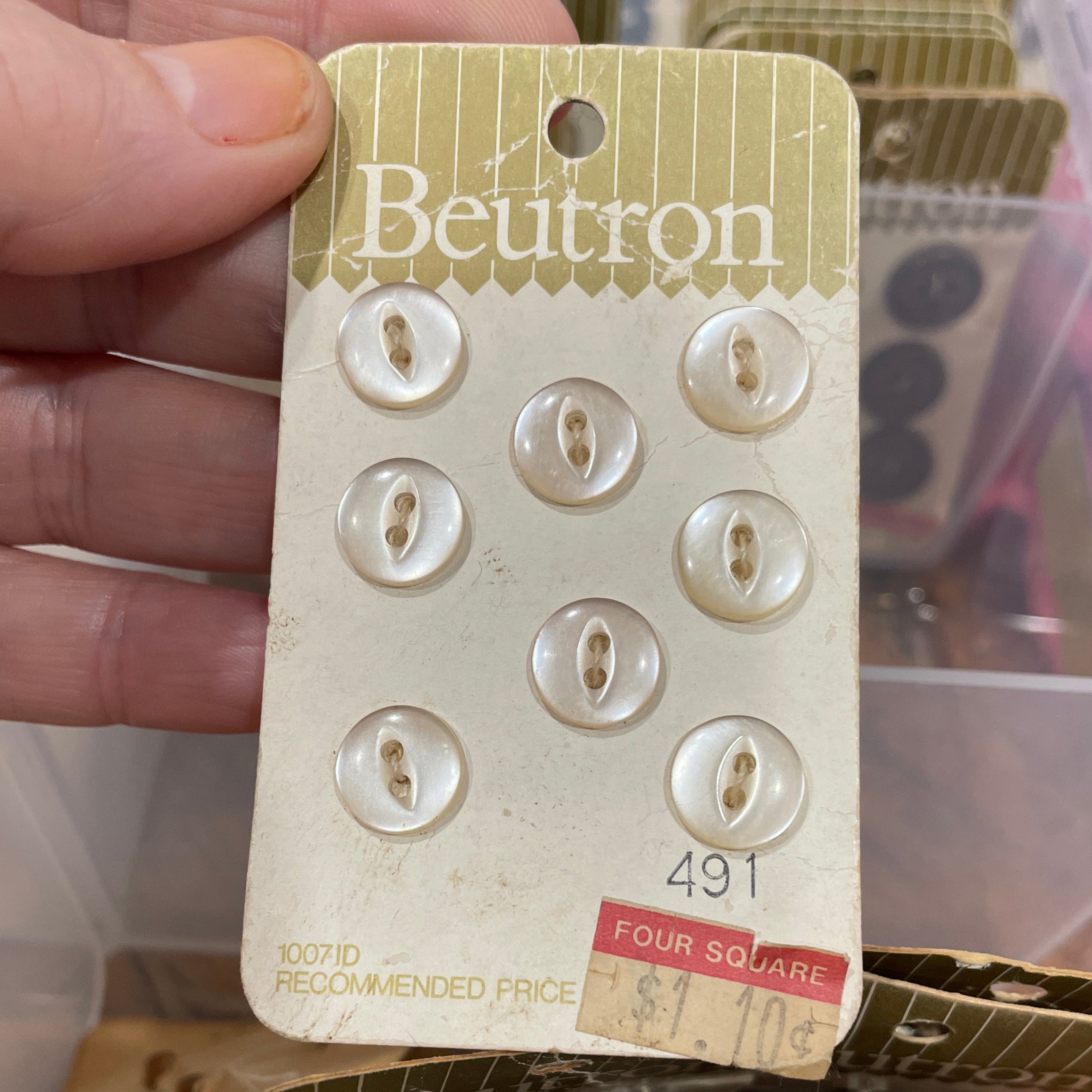 Buttons, Vintage Beutron 491, 10mm – ONE HOOK TWO NEEDLES